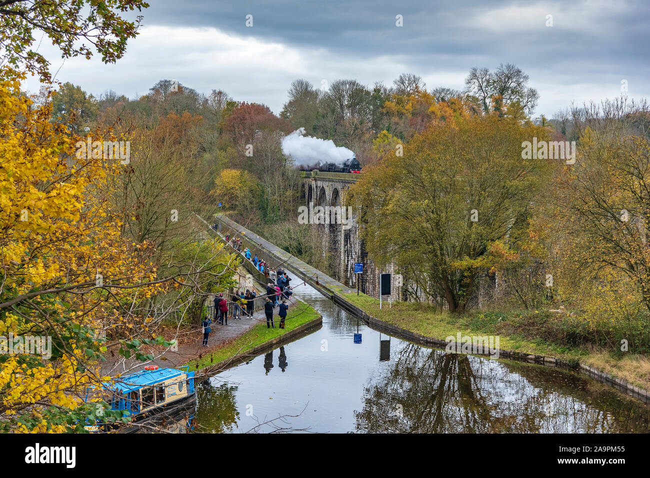 Steam train crosses the Chirk viaduct next to the aqueduct Stock Photo ...