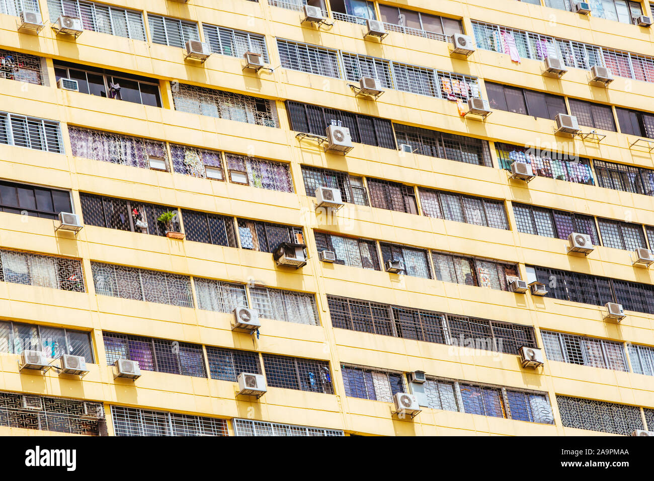 Building architecture and apartment pattern on a clear day in Chinatown ...