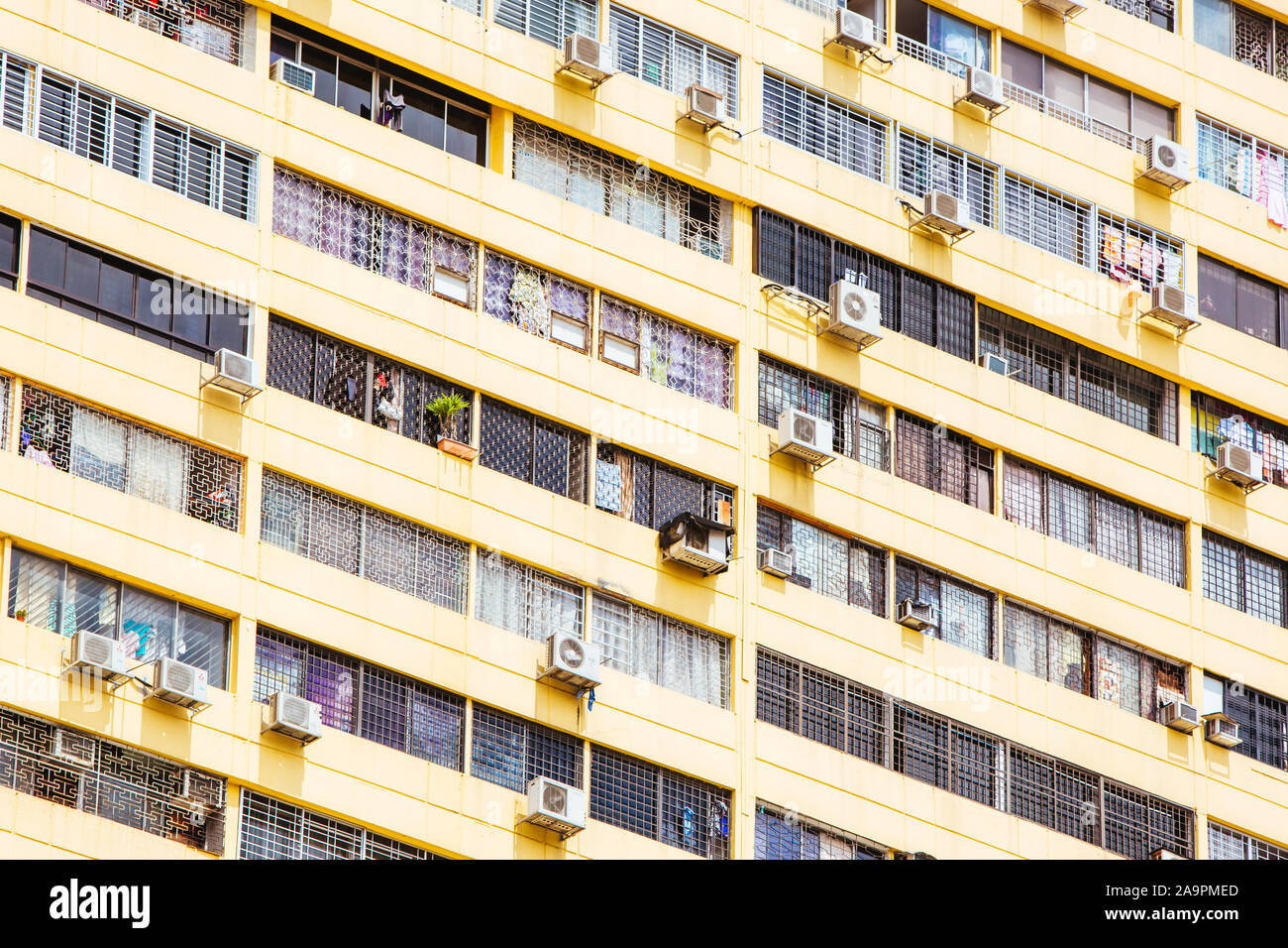 Building architecture and apartment pattern on a clear day in Chinatown ...