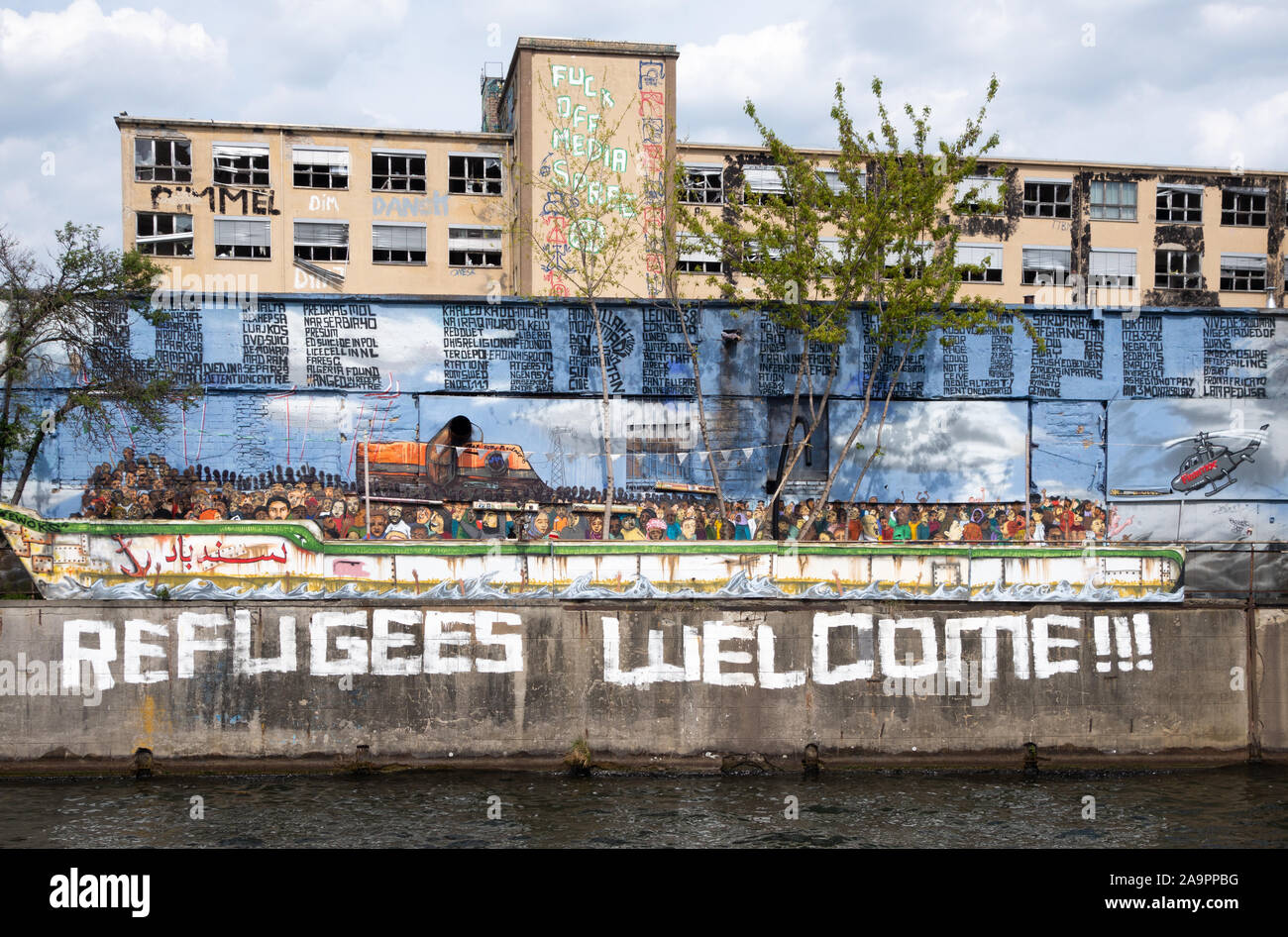 Refugees welcome sign hi-res stock photography and images - Alamy