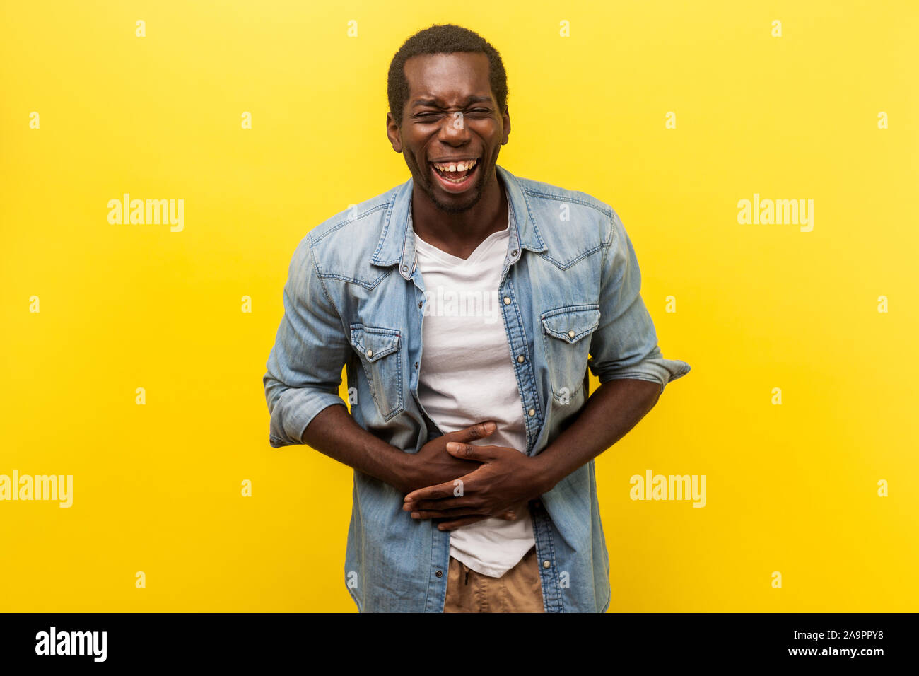 Man chuckling hi-res stock photography and images - Alamy