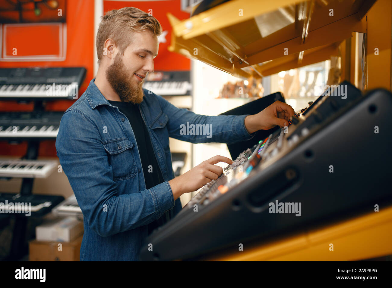 Synthesizer stand hi-res stock photography and images - Alamy