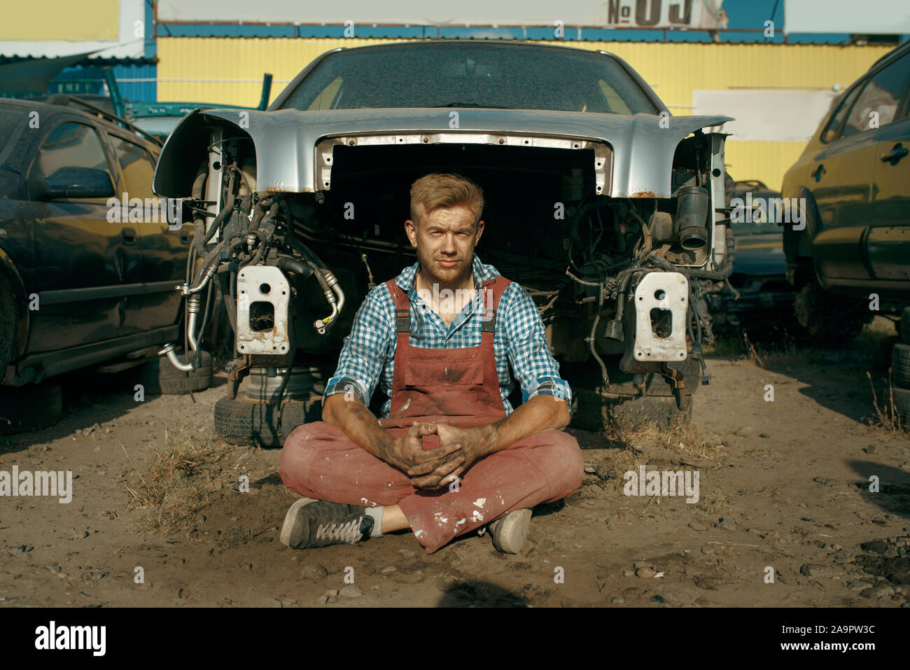 Car junkyard repair hi-res stock photography and images - Alamy