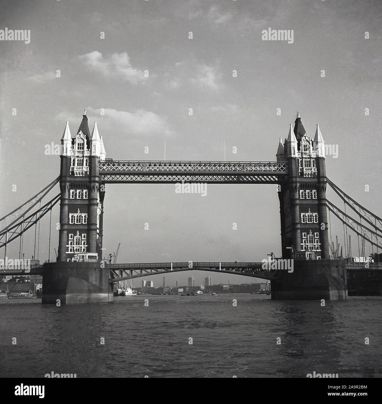 1950s, historcial, Tower Bridge, London, England, UK Stock Photo - Alamy