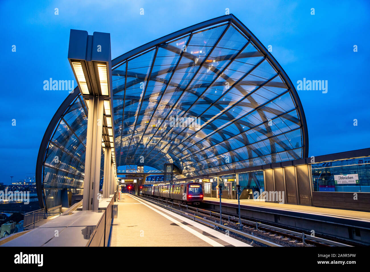 U4 station uberseequartier hi-res stock photography and images - Alamy