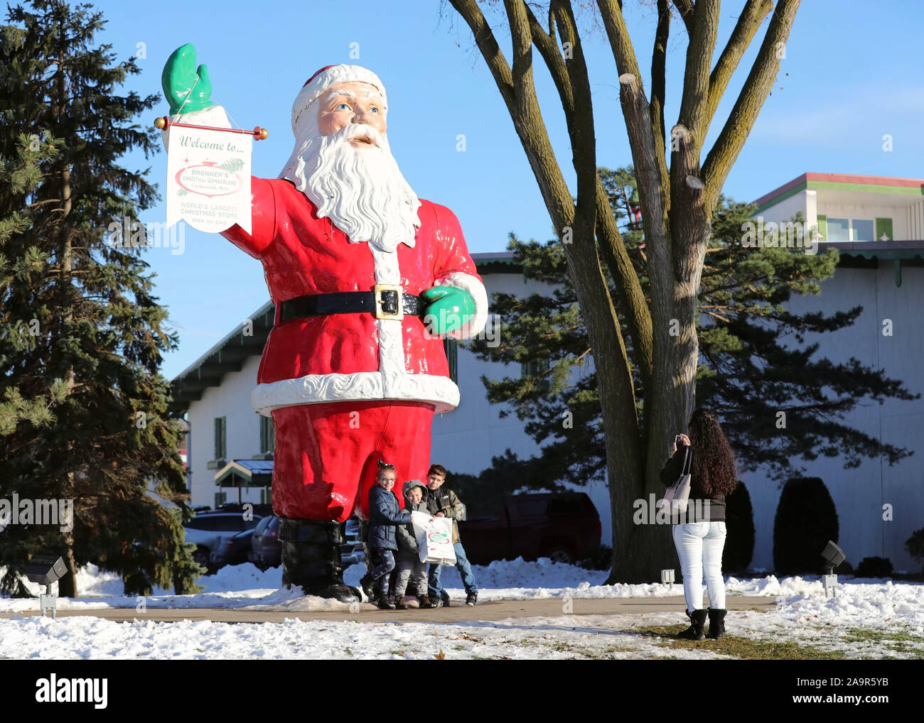 Worlds largest santa claus hi-res stock photography and images - Alamy