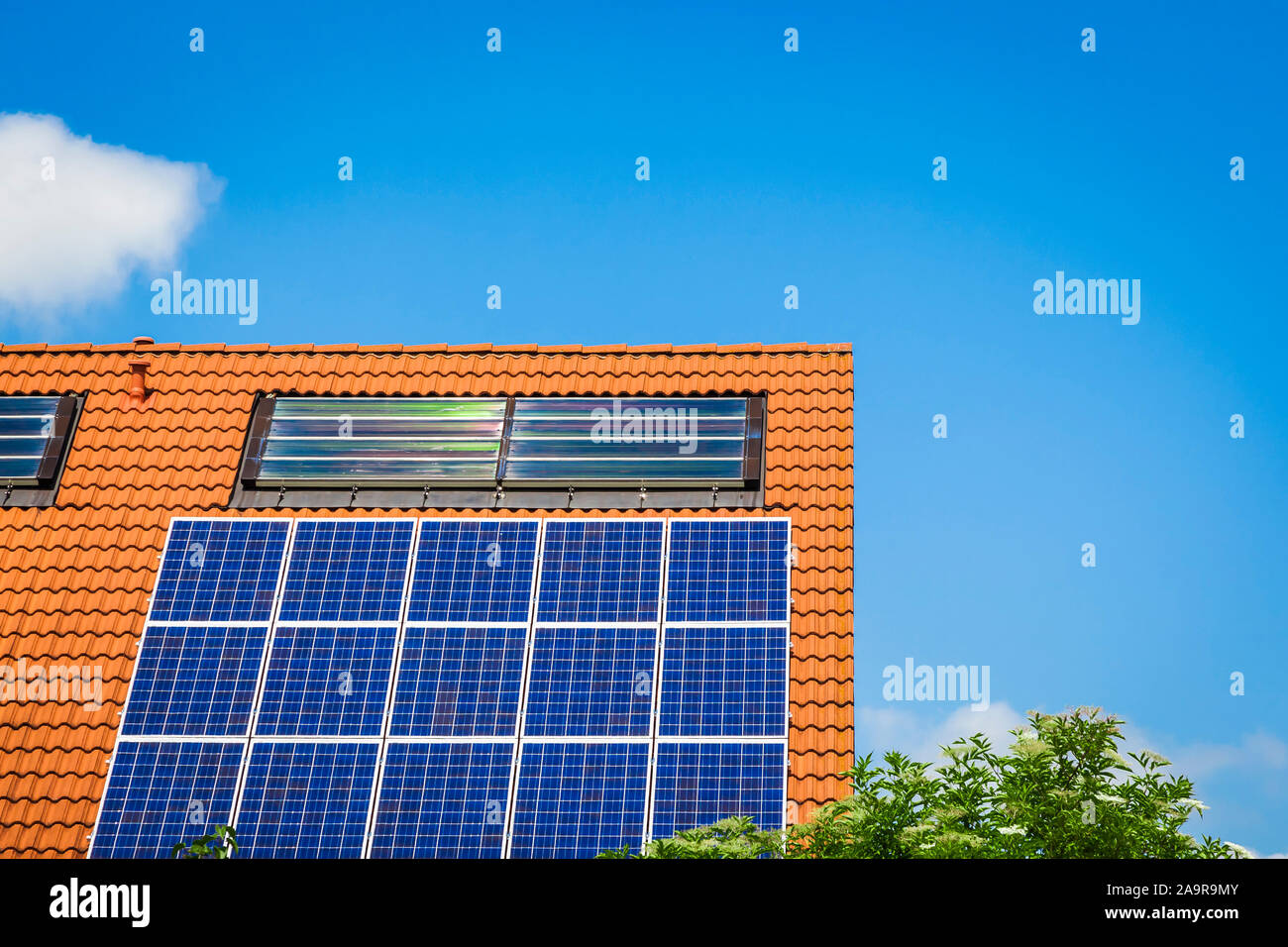 Solarzellen auf dem Dach eines Hauses Stock Photo - Alamy