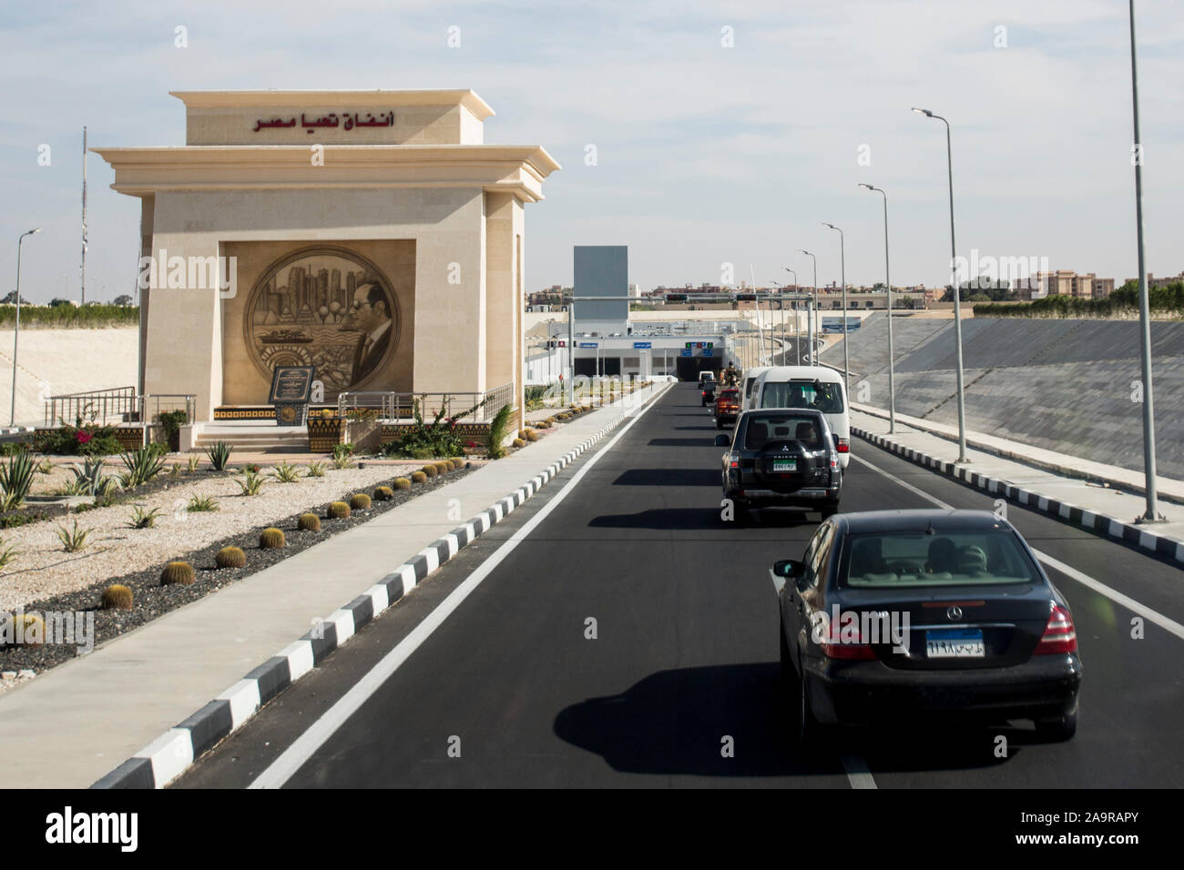 Ismailia, Egypt. 17th Nov, 2019. Cars drive to the new Ismailia ...