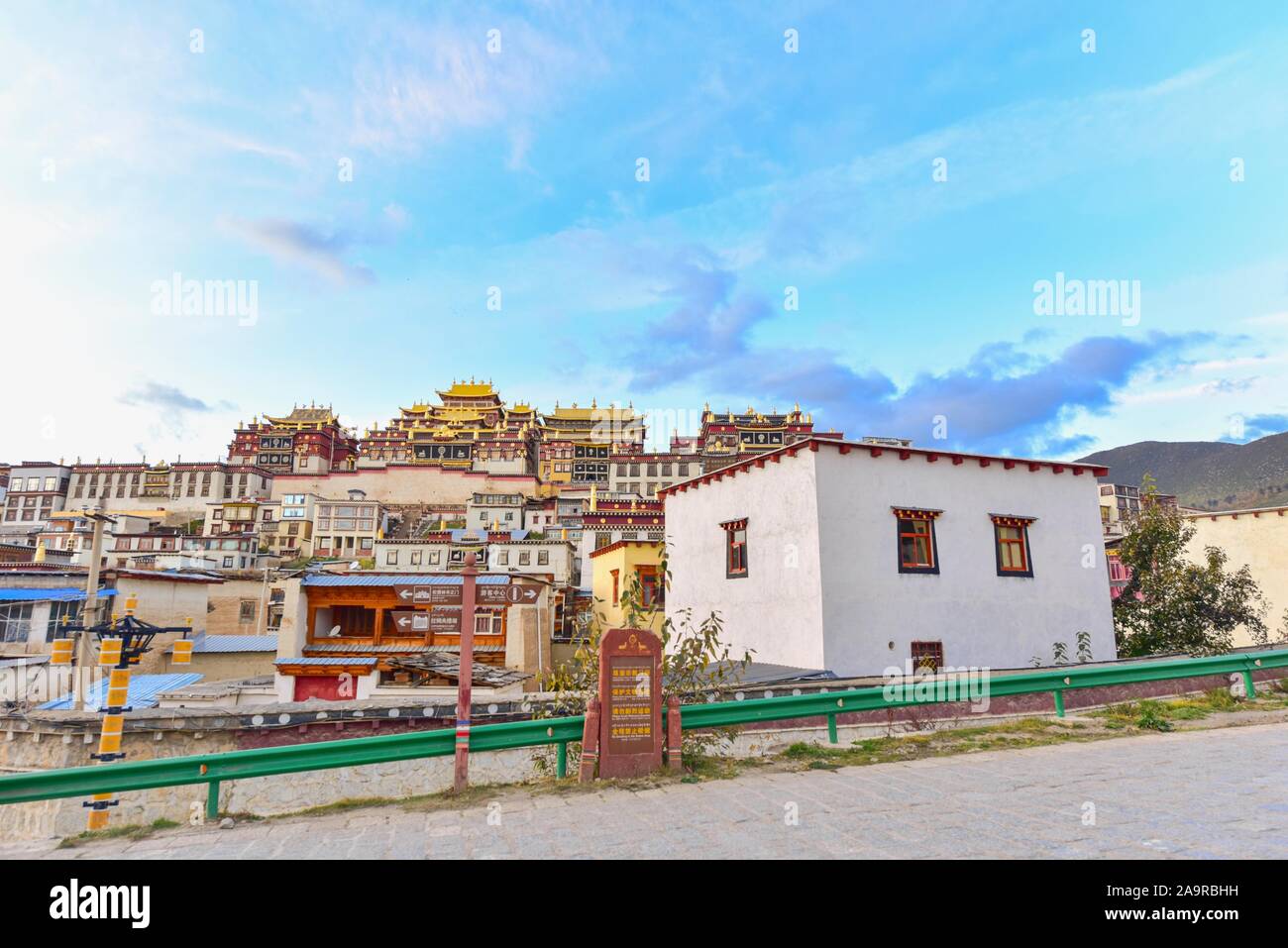 Little potala palace hi-res stock photography and images - Alamy