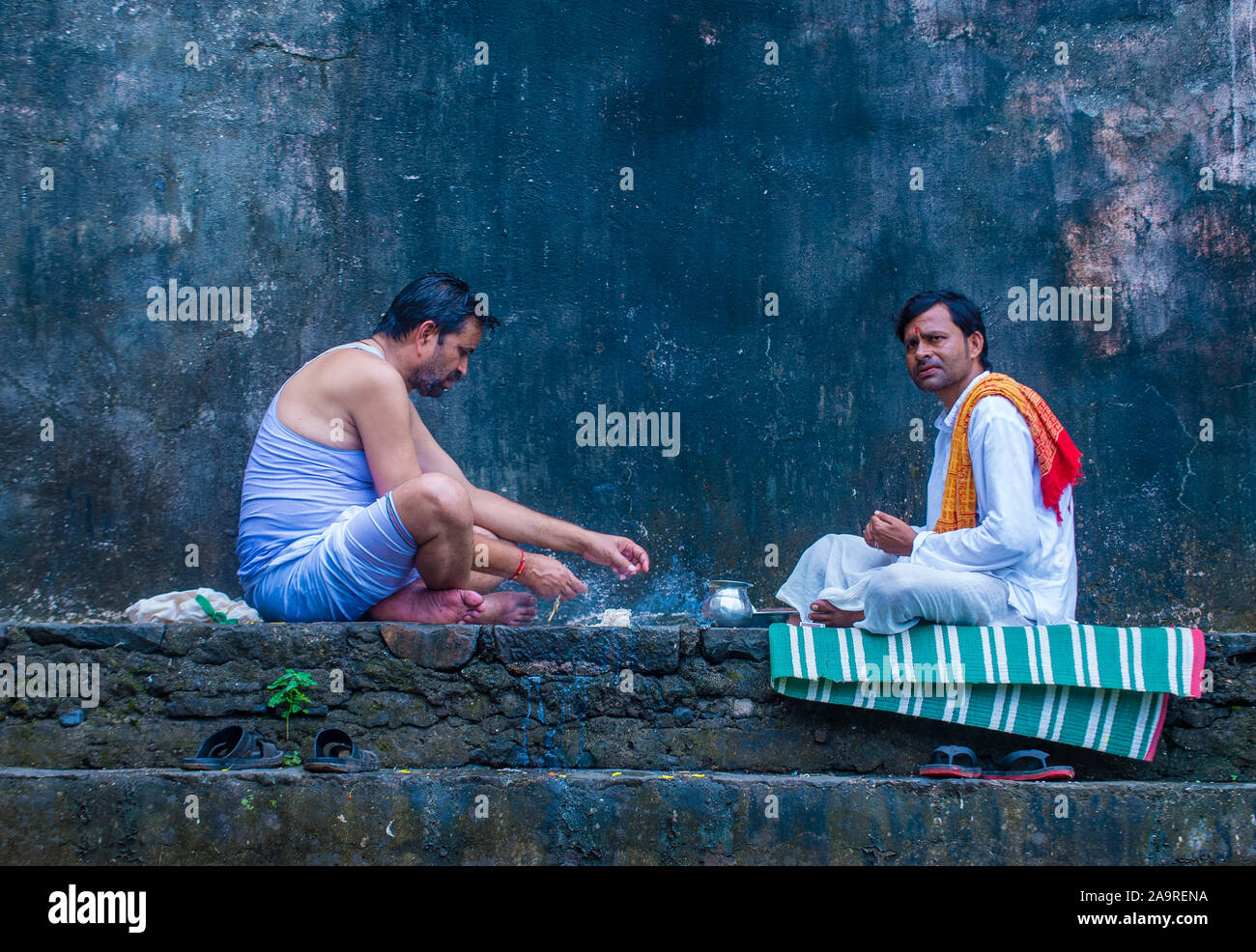 Indian men at Banganga Tank in Mumbai India Stock Photo - Alamy