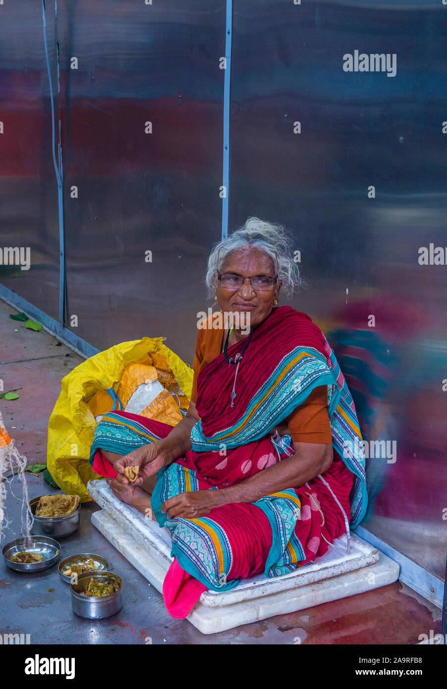 Indian woman at the suburban railway in Mumbai India Stock Photo - Alamy