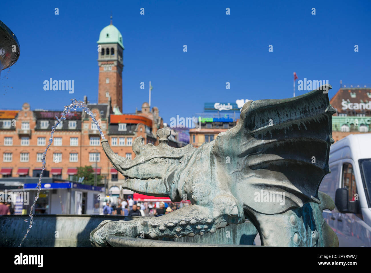 Dragon fountain sculpture dragons hi-res stock photography and images ...