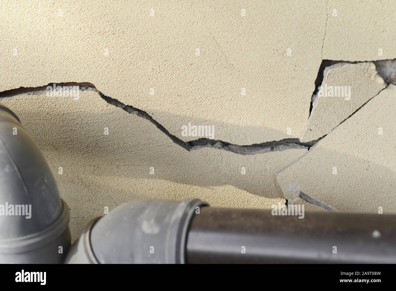Plaster wall with cracks hi-res stock photography and images - Alamy