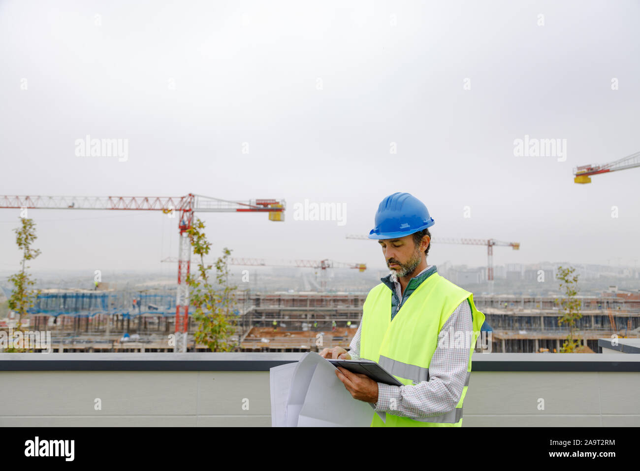 Construction workers checking plans hi-res stock photography and images ...