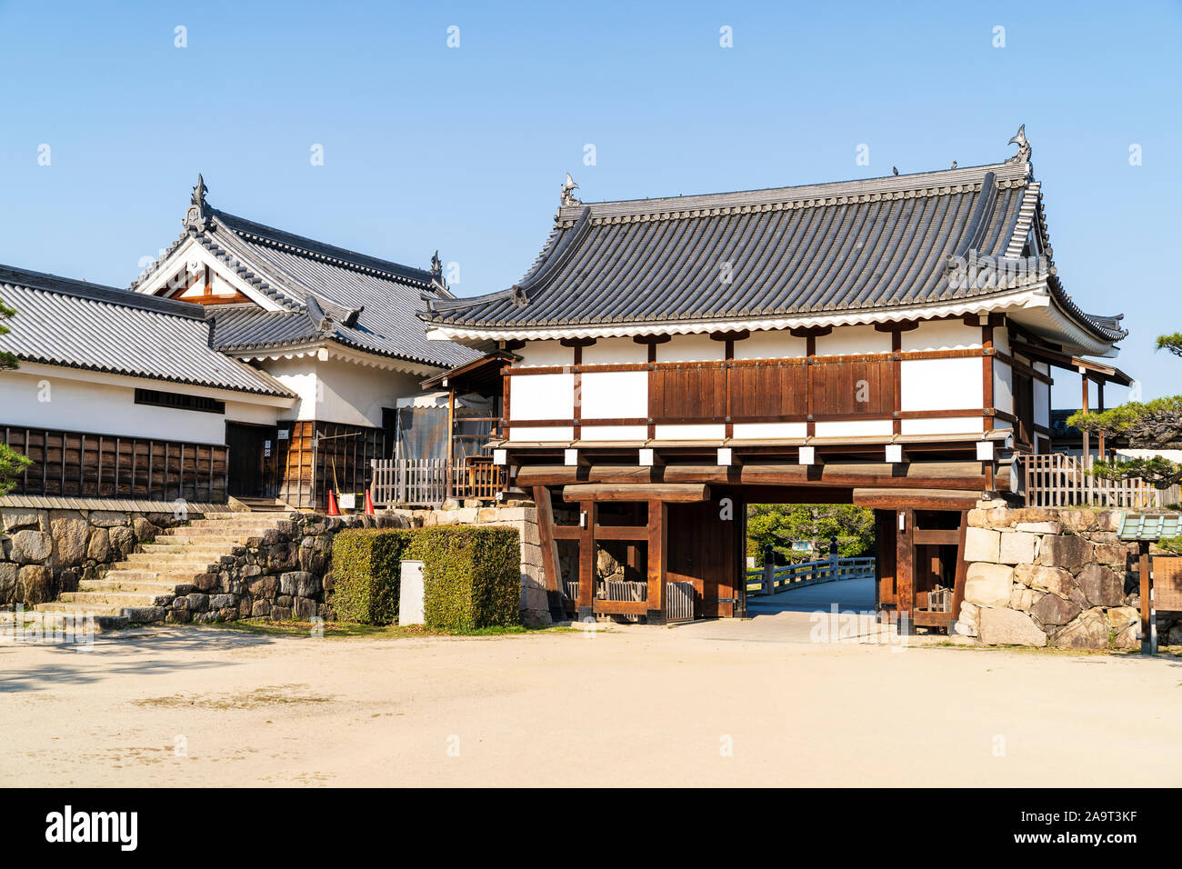 Japanese castle gate hi-res stock photography and images - Alamy