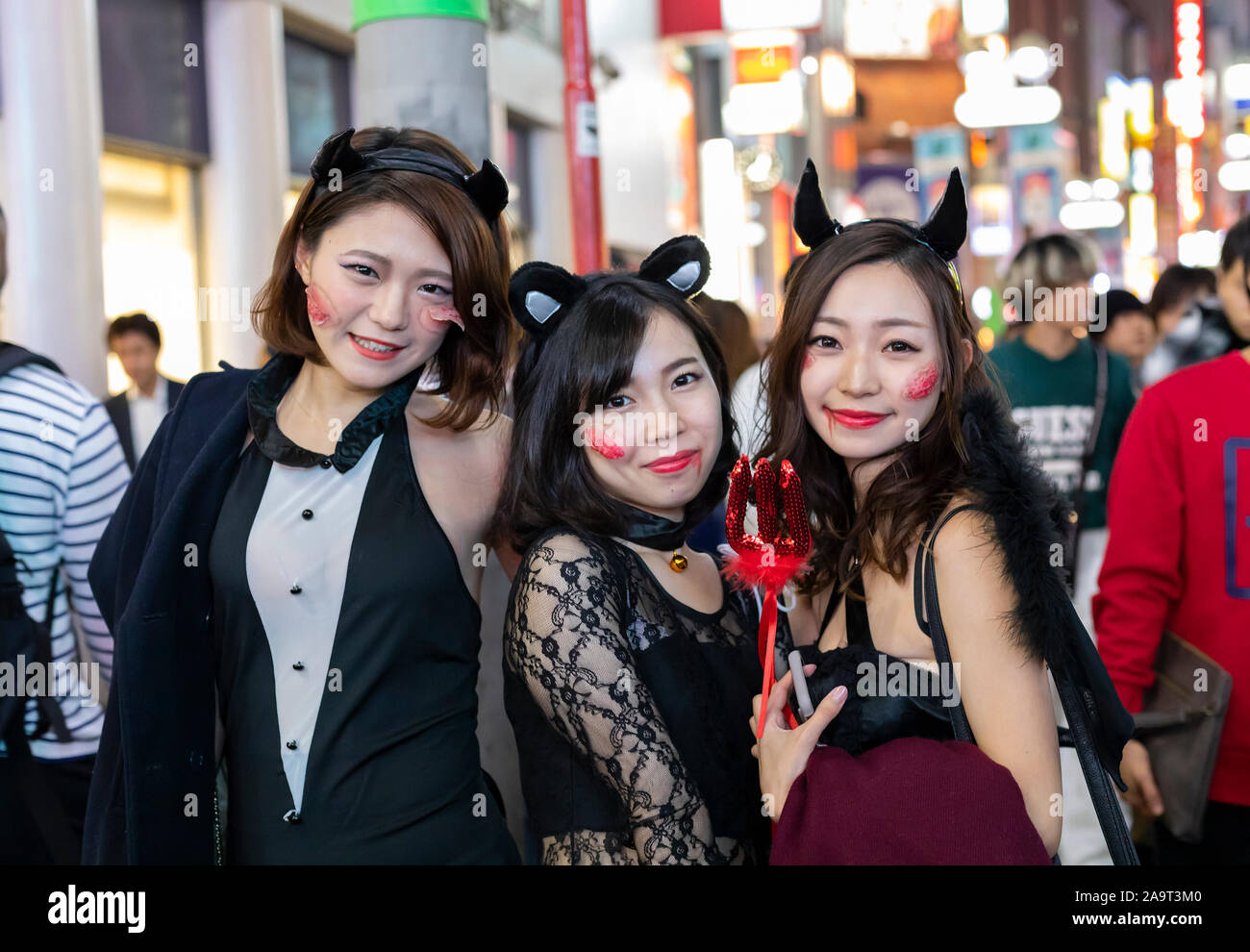 Tokyo outdoors teenagers hi-res stock photography and images - Alamy