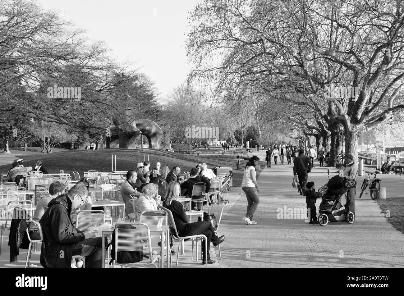 Spring artime at the Lake promeade of Zürich, which is full of people ...
