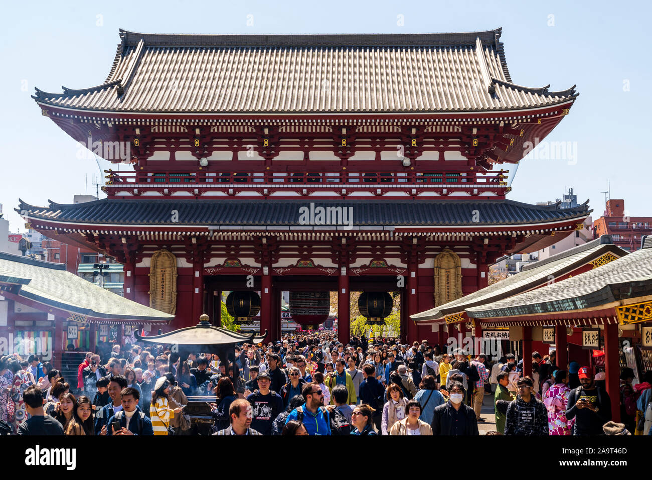 Buddhist temple front gate hi-res stock photography and images - Alamy