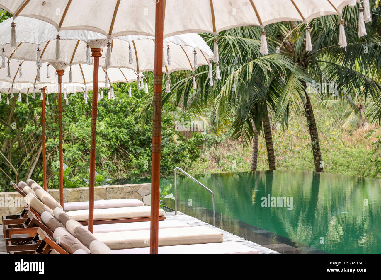 Beautiful infinity pool hi-res stock photography and images - Alamy