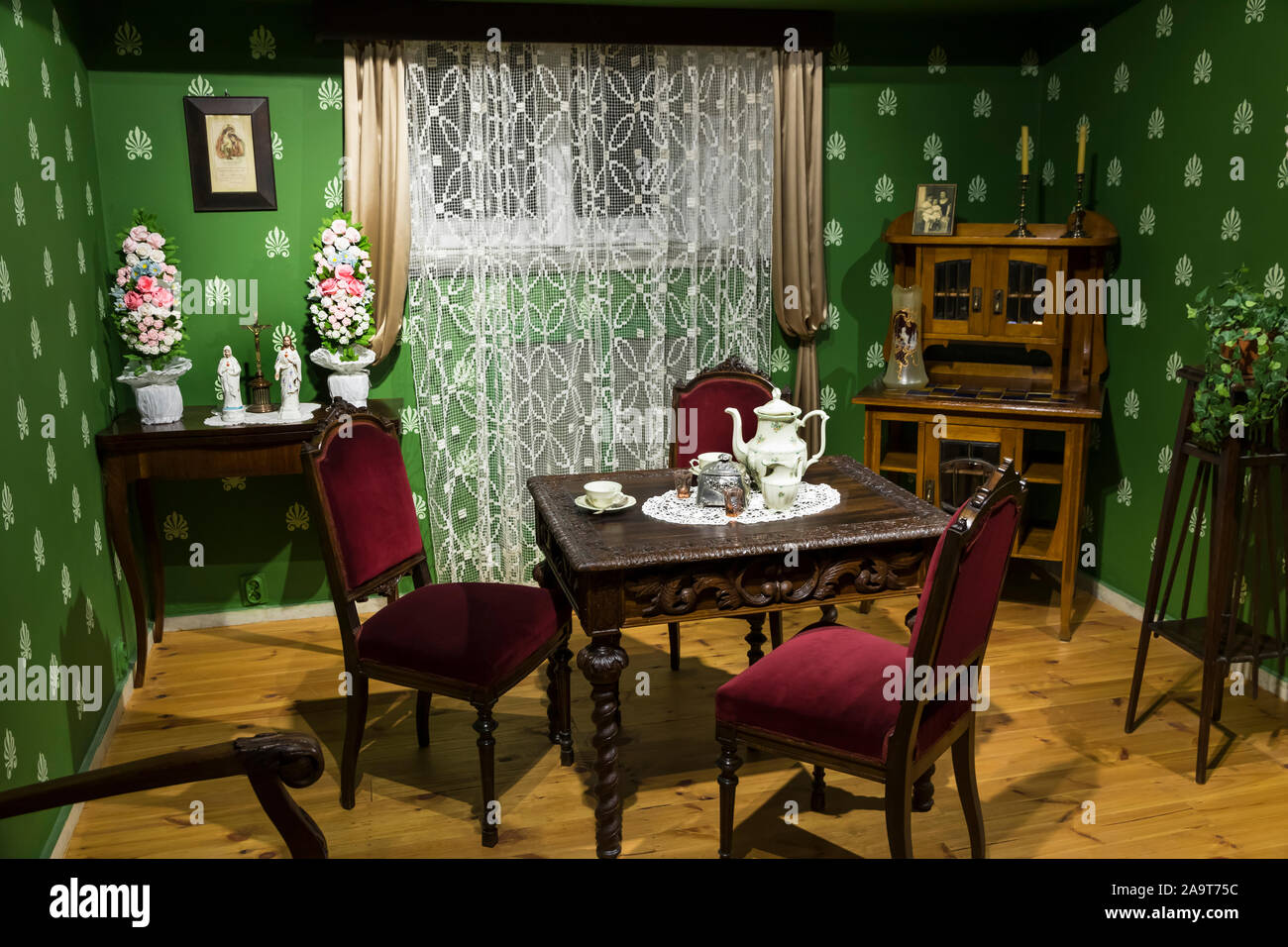 Old traditional bourgeois living room. Vintage interior Stock Photo - Alamy