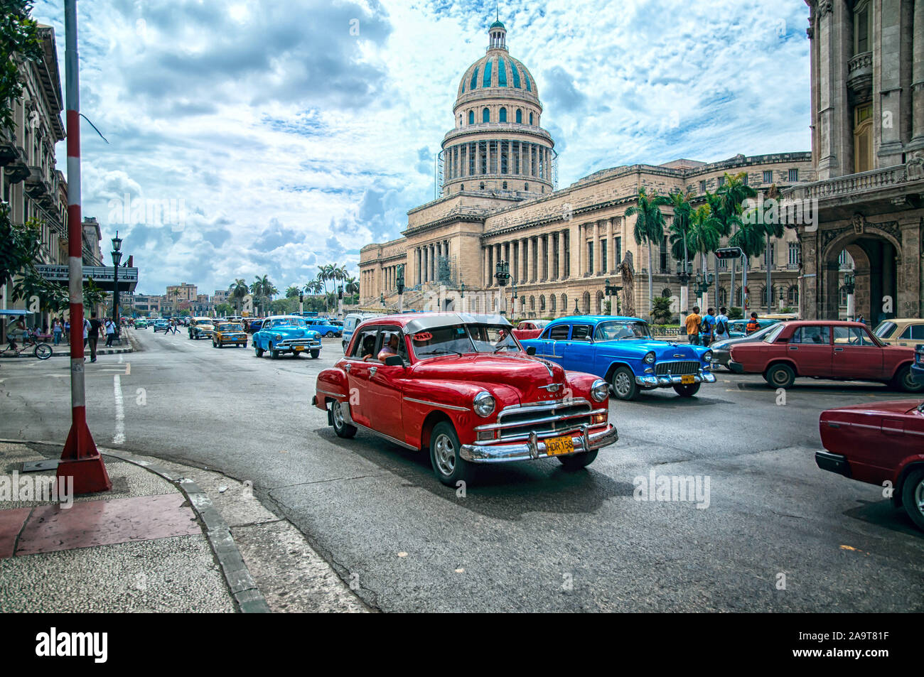 The Cuban capitol and colorful traffic Stock Photo - Alamy