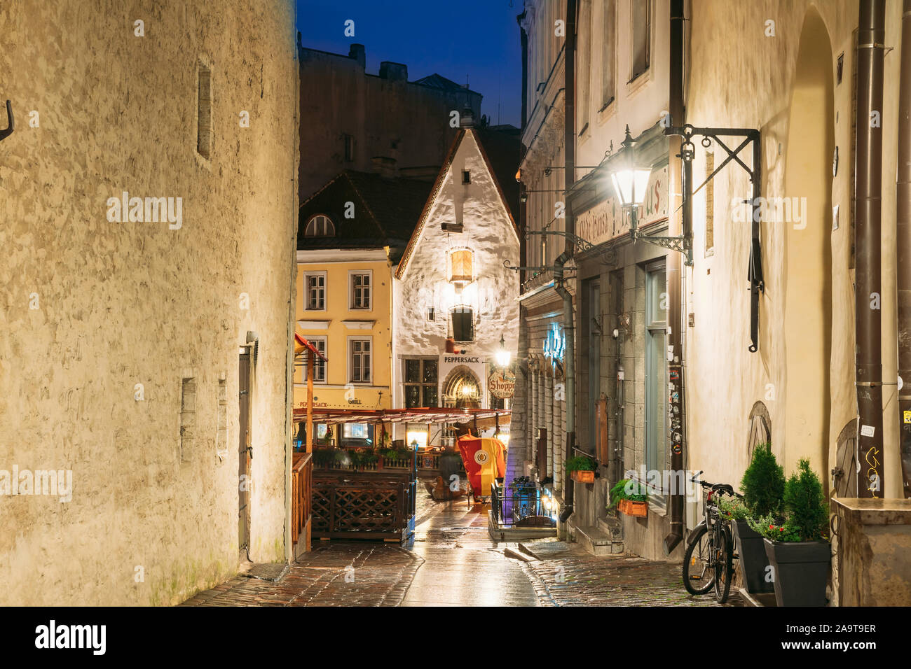 Medieval street lights hi-res stock photography and images - Alamy