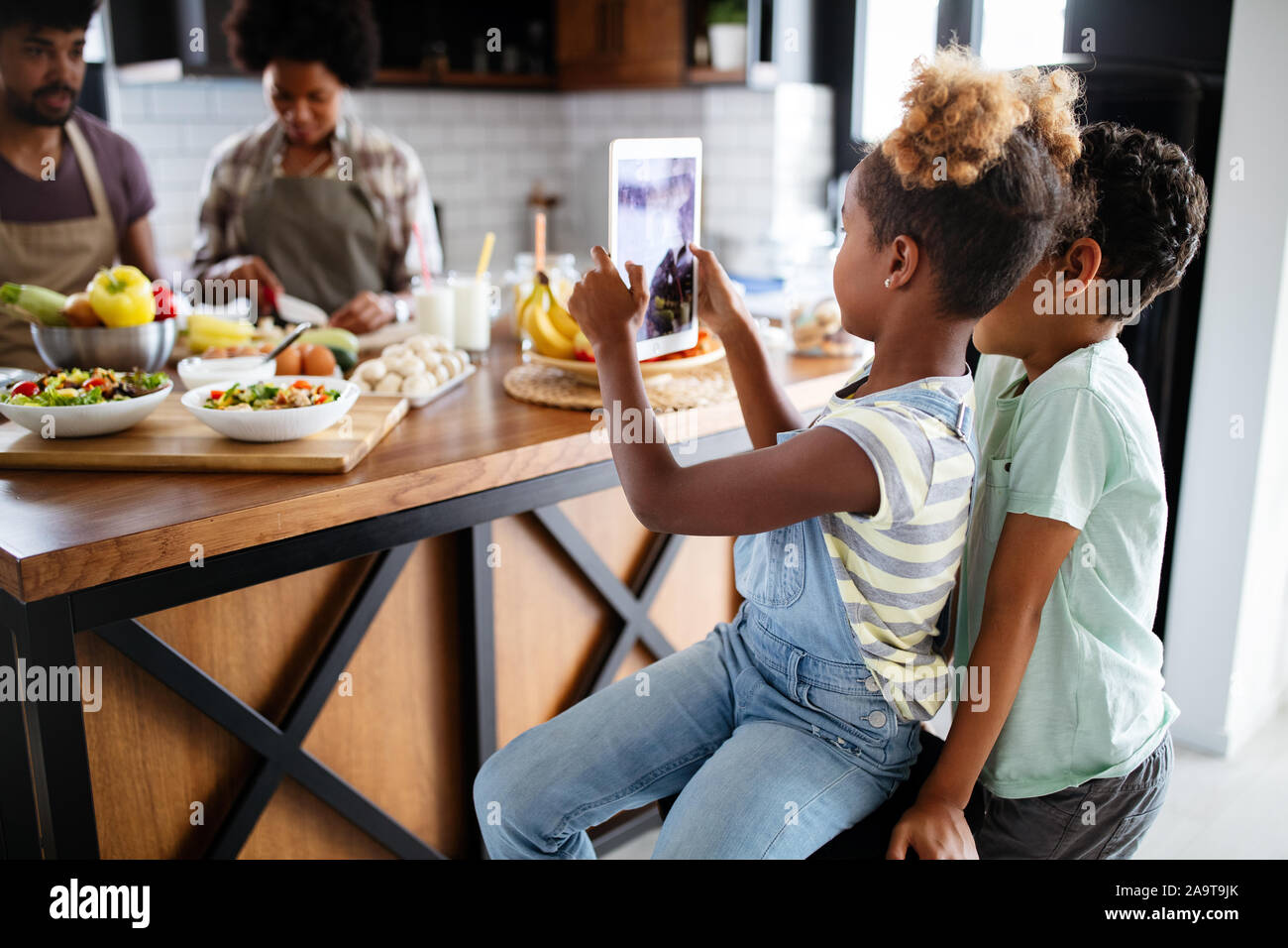 Family eating meal kitchen hi-res stock photography and images - Alamy