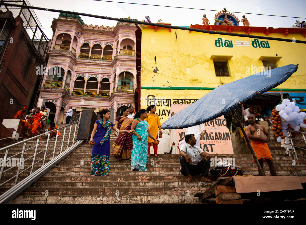 Group of people in the ghats Stock Photo - Alamy