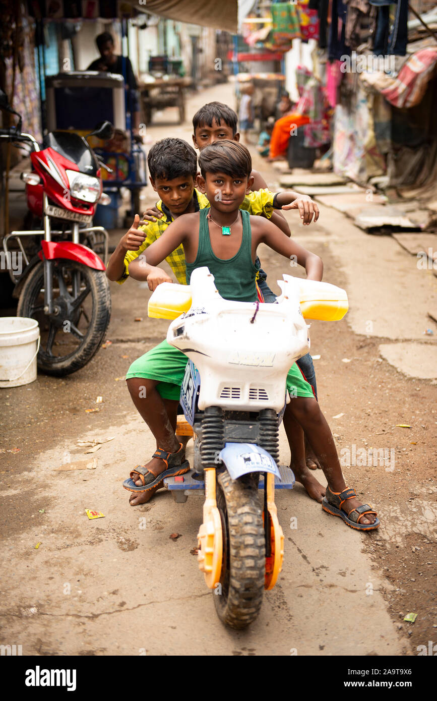 Children playing in garbage dump hi-res stock photography and images ...