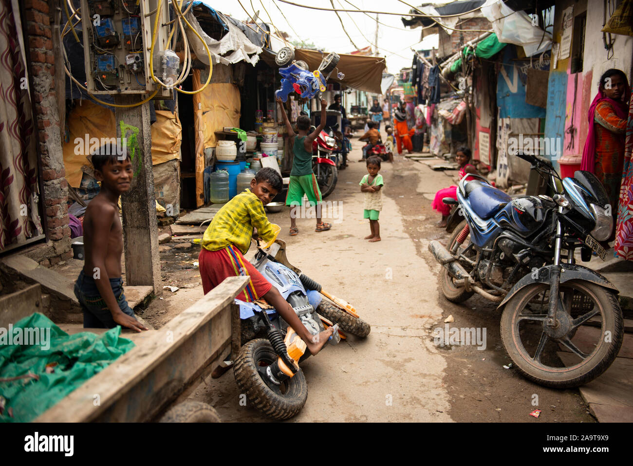 Children playing in garbage dump hi-res stock photography and images ...