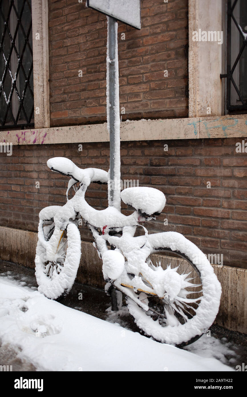 Lean bike bicycle cycle against hi-res stock photography and images - Alamy