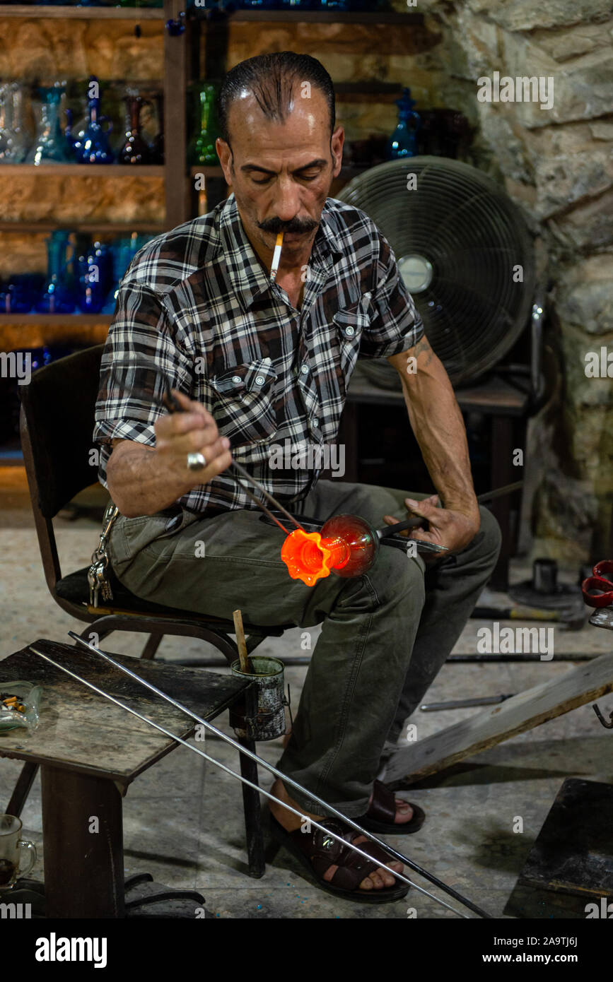 Man making glass art hi-res stock photography and images - Alamy