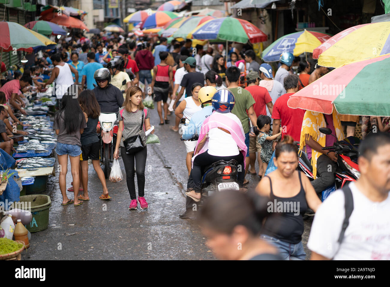 Crowds of people shopping in a street market on a Saturday morning ...