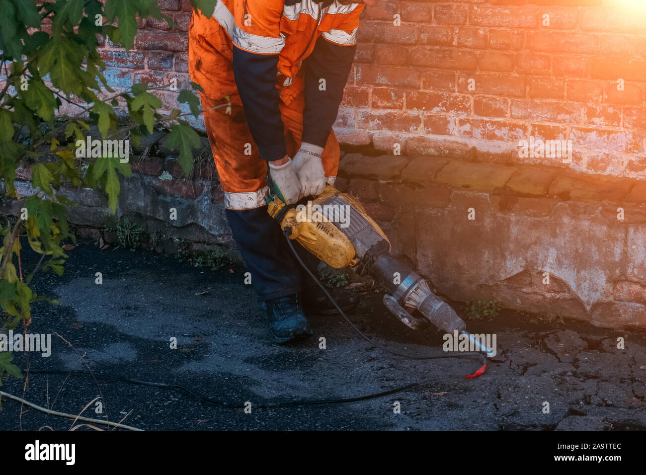 Jackhammer breaking rock hi-res stock photography and images - Alamy