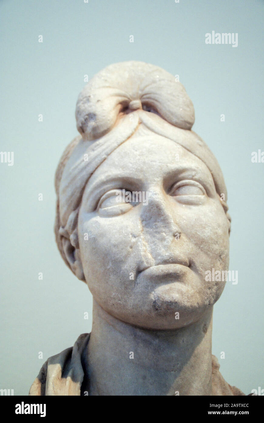 Female head sculpture ancient hi-res stock photography and images - Alamy