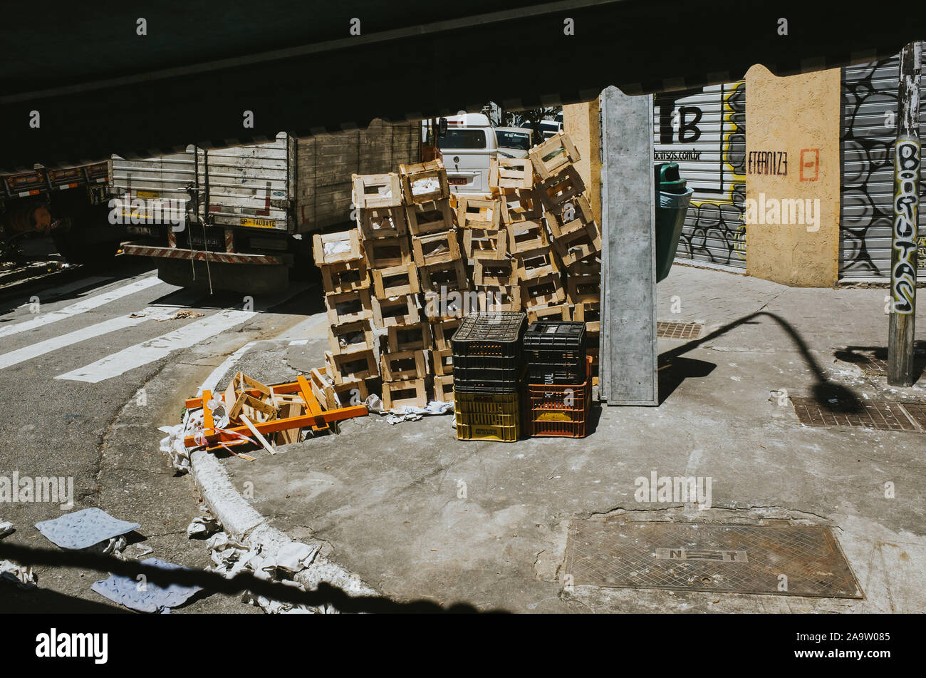 Box street road city crate hi-res stock photography and images - Alamy
