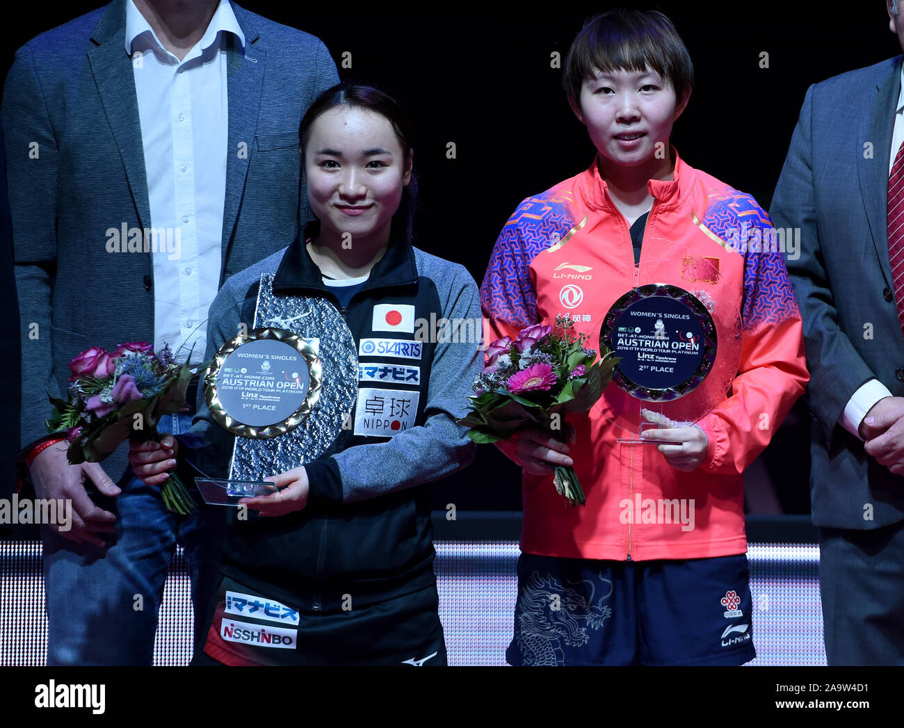Linz. 17th Nov, 2019. Zhu Yuling (R) of China poses with Mima Ito of ...
