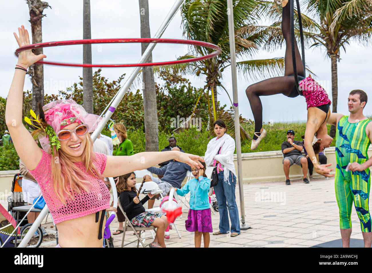 Female acrobats hi-res stock photography and images - Alamy
