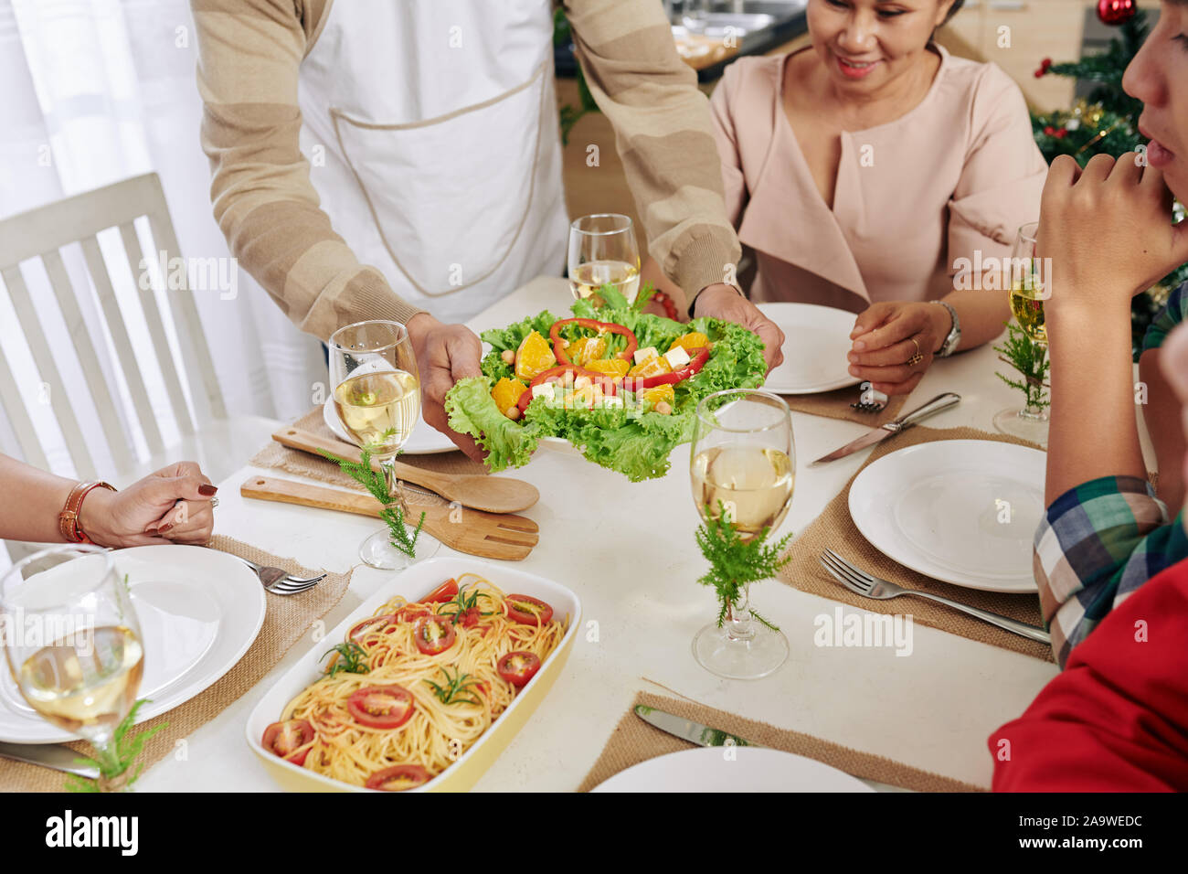 Food bringing christmas dishes hi-res stock photography and images - Alamy