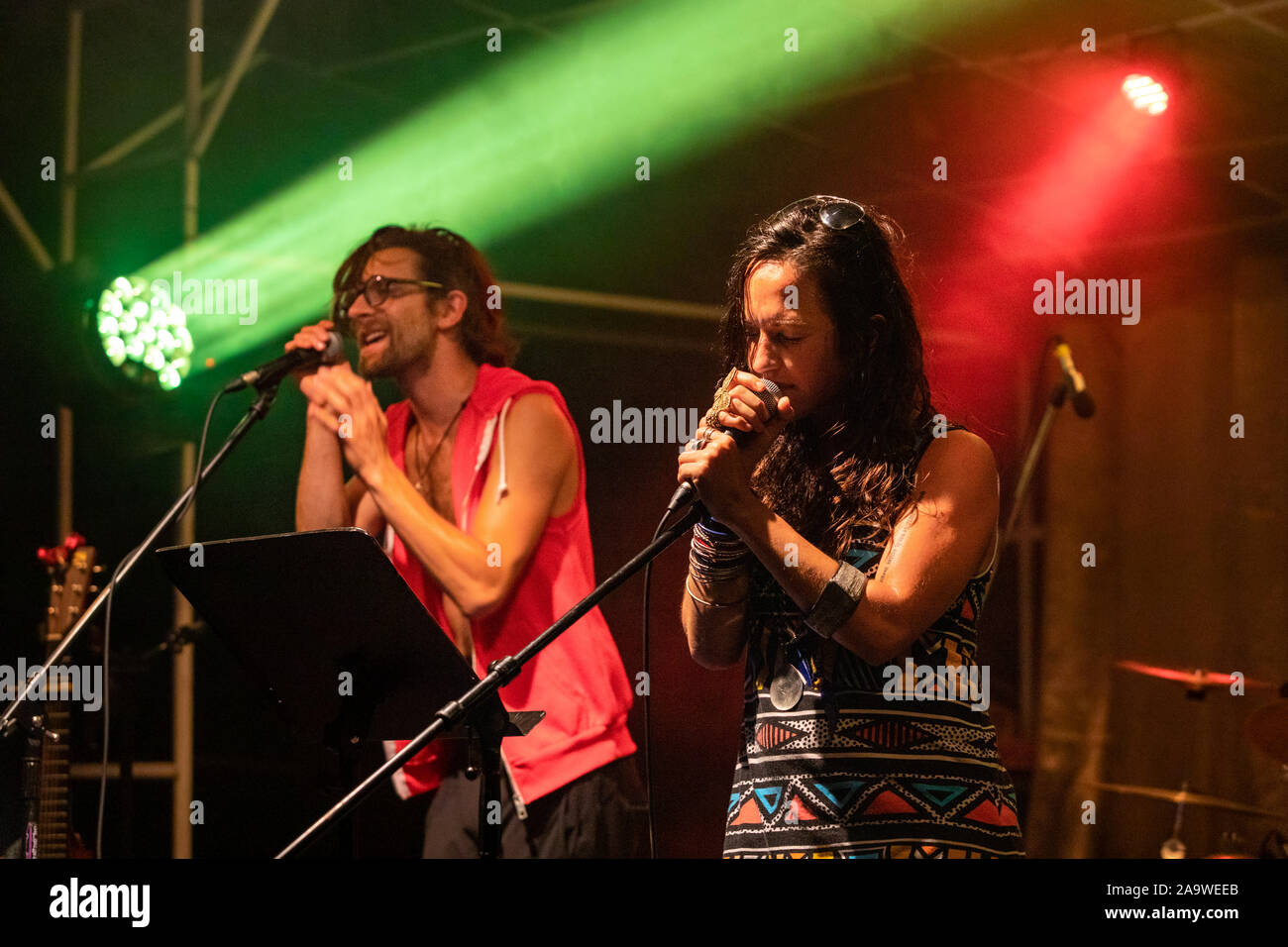 Singing female duo duet hi-res stock photography and images - Alamy
