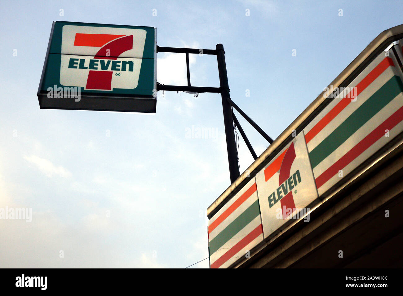 Filipino convenience store hi-res stock photography and images - Alamy