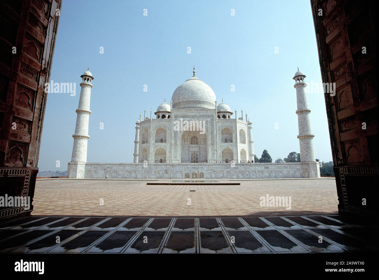 The taj mahal through entrance gates agra hi-res stock photography and ...
