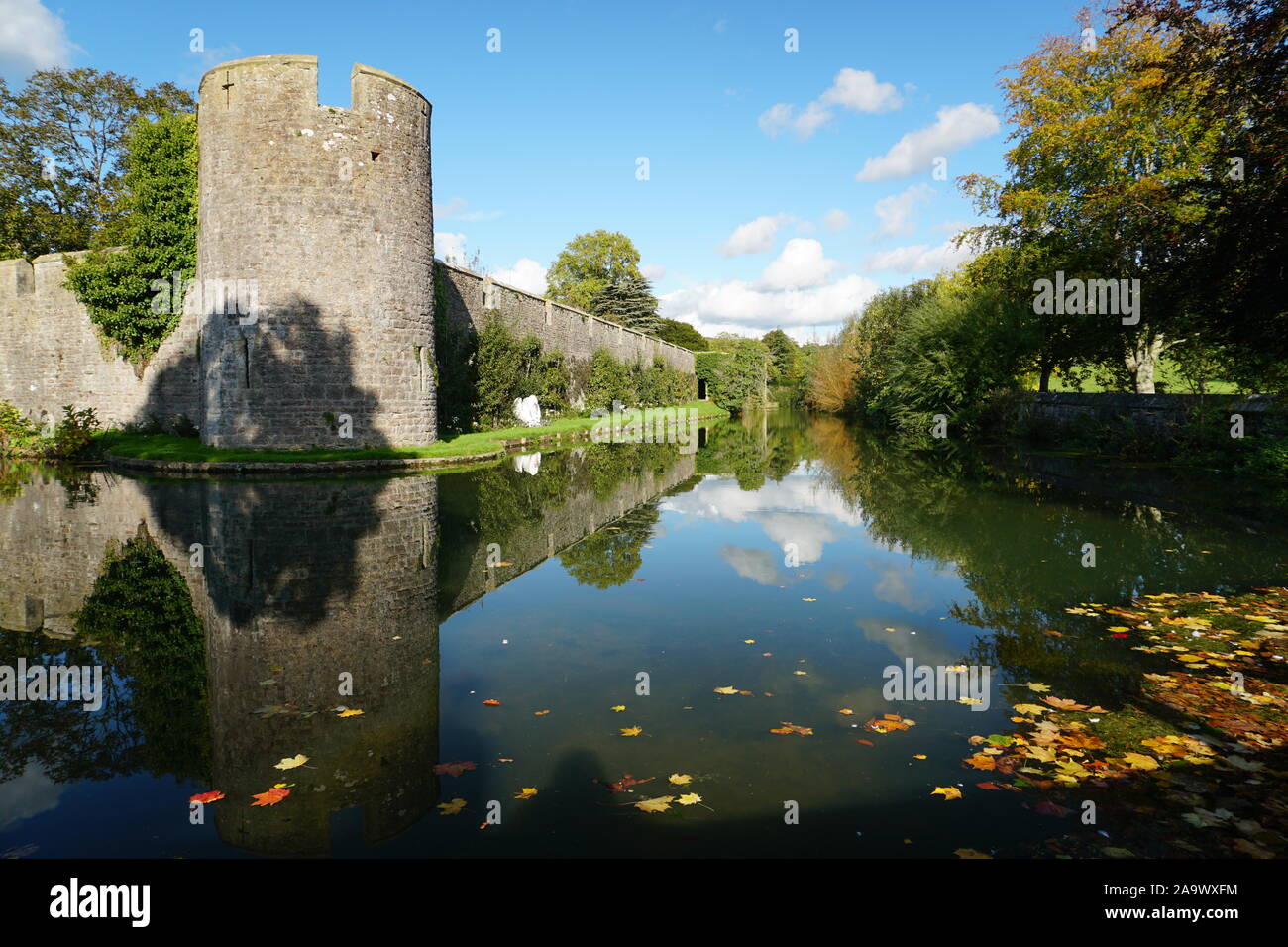 Castellated walls hi-res stock photography and images - Alamy