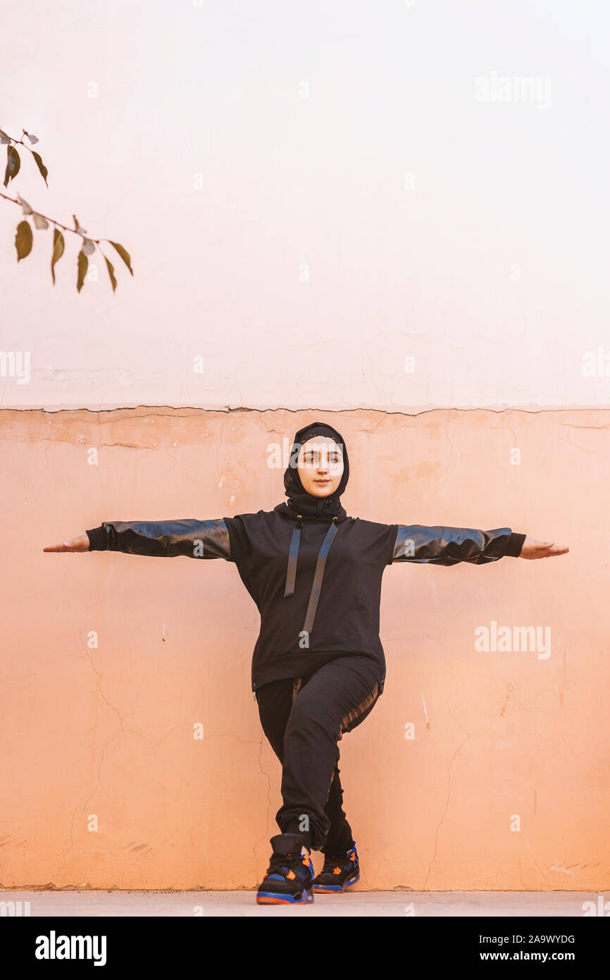 Female muslim athlete hi-res stock photography and images - Alamy
