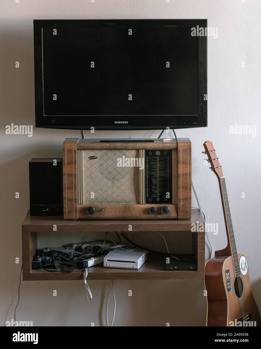 Corner console hi-res stock photography and images - Alamy