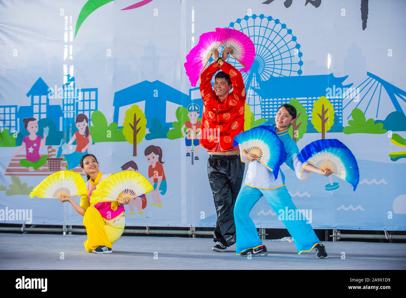 Chinese dragon dance in motion hi-res stock photography and images - Alamy