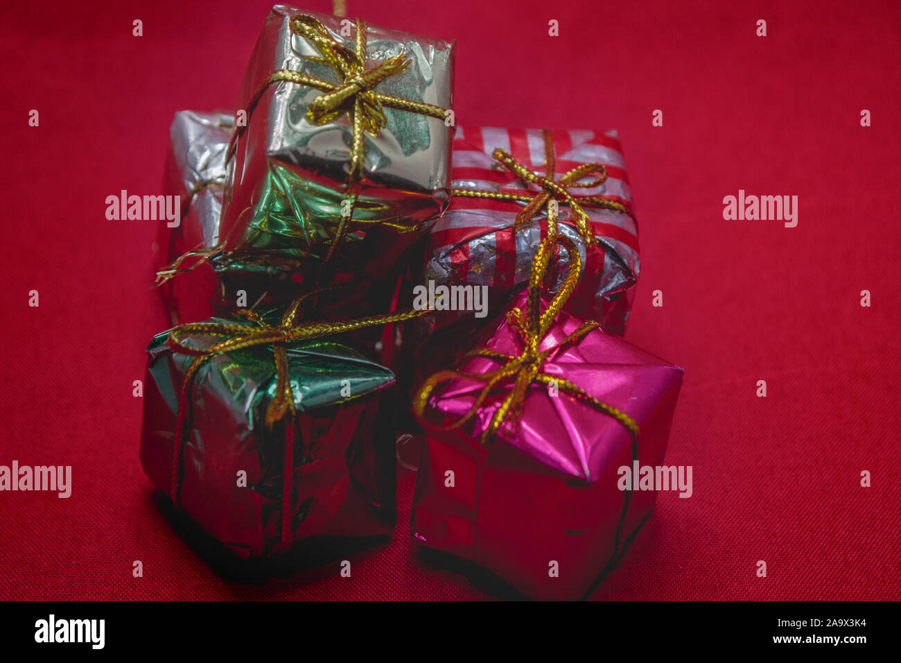 Christmas background red gifts hi-res stock photography and images - Alamy