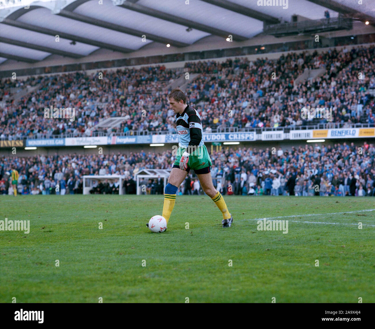 England crowd 1990s hi-res stock photography and images - Alamy