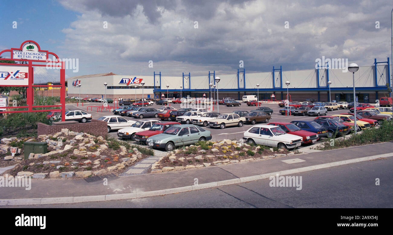 1990 Texas DIY store, retail park Farnham, South East England Stock ...