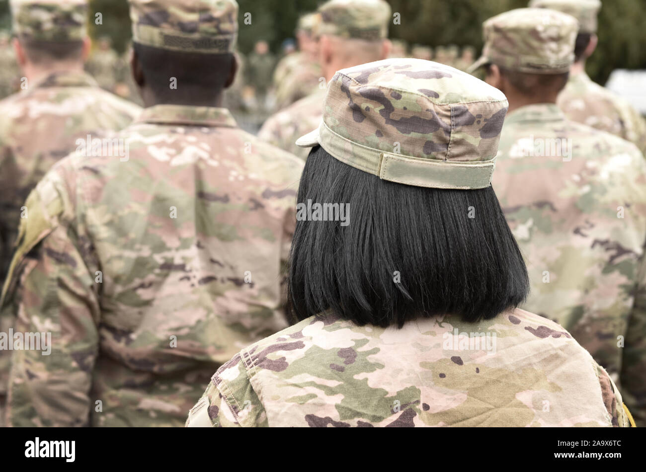Woman in army hi-res stock photography and images - Alamy